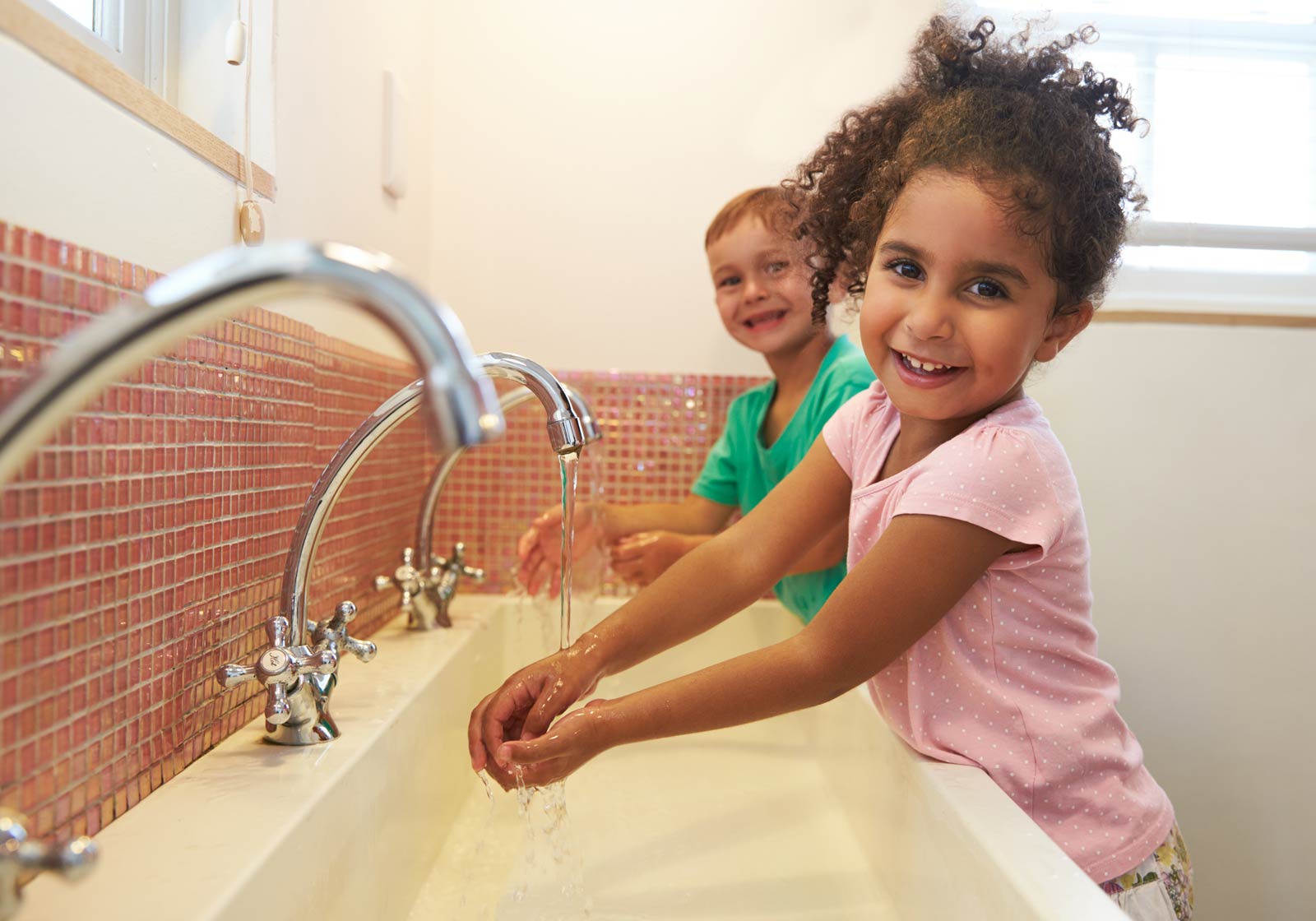 What is the best flow rate for a kitchen or bathroom?